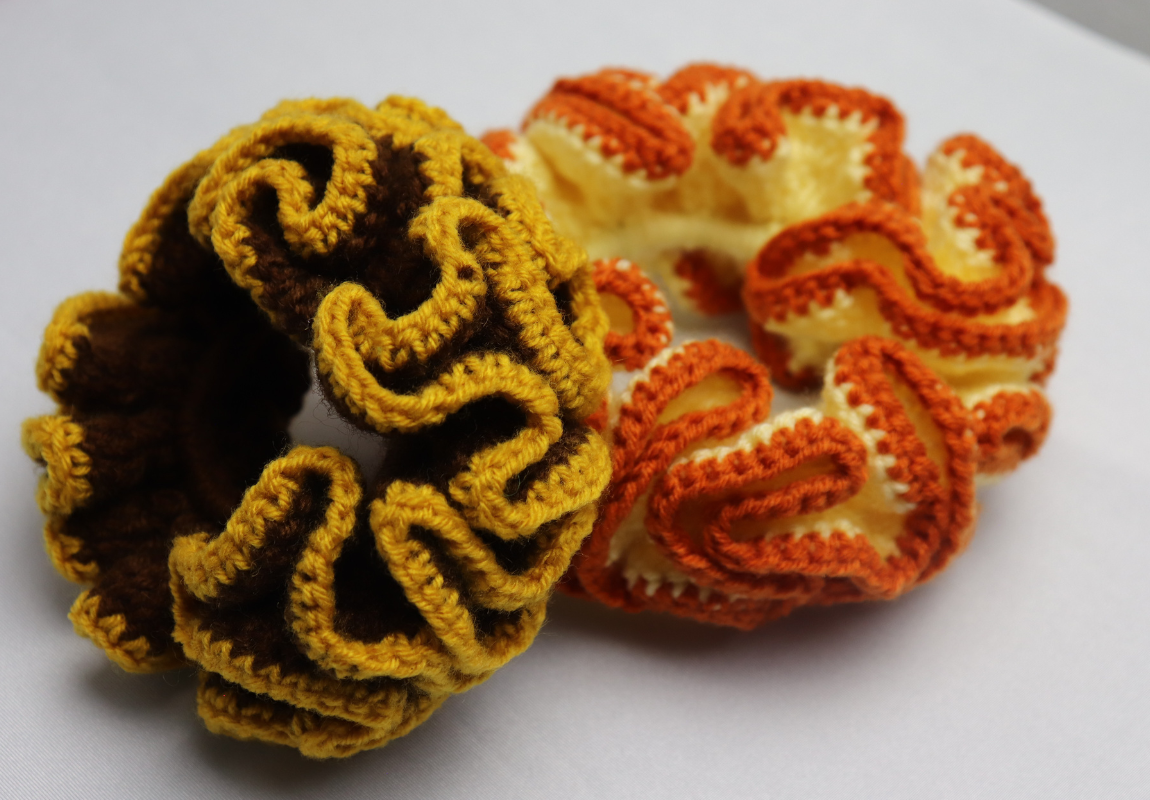 Beginner friendly Crochet Scrunchie pattern + tutorial - Dreamcrochets